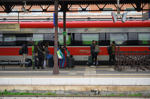 Alta Velocità, guasto sulla tratta Roma-Napoli: treni fermi e ritardi ...