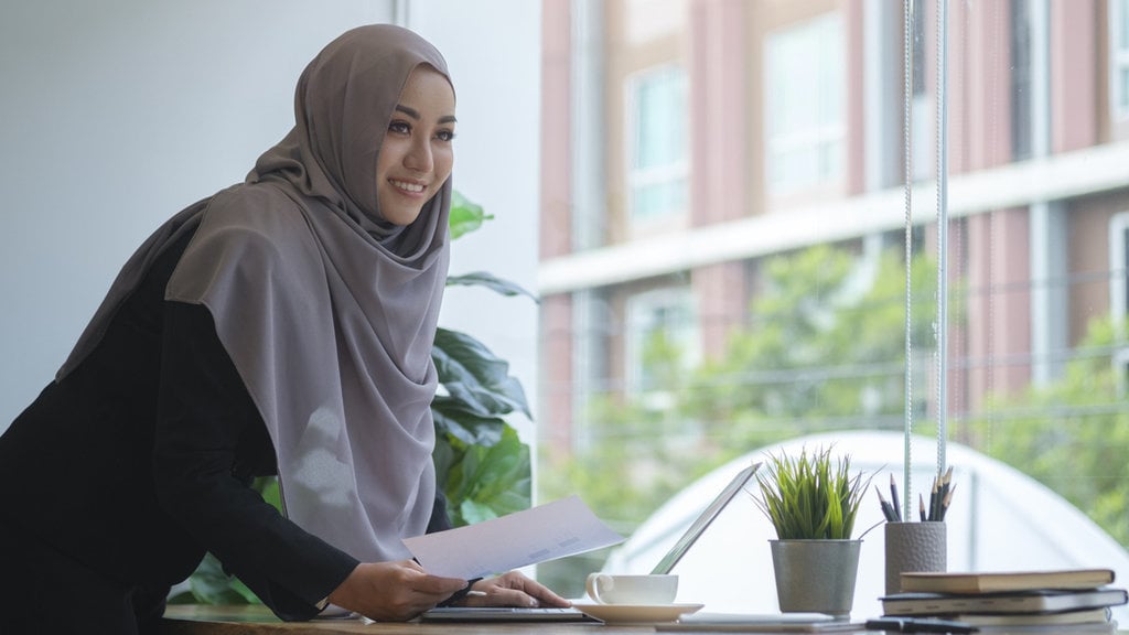 Baju Hitam Cocok dengan Jilbab Warna Apa? Ini 8 Rekomendasinya