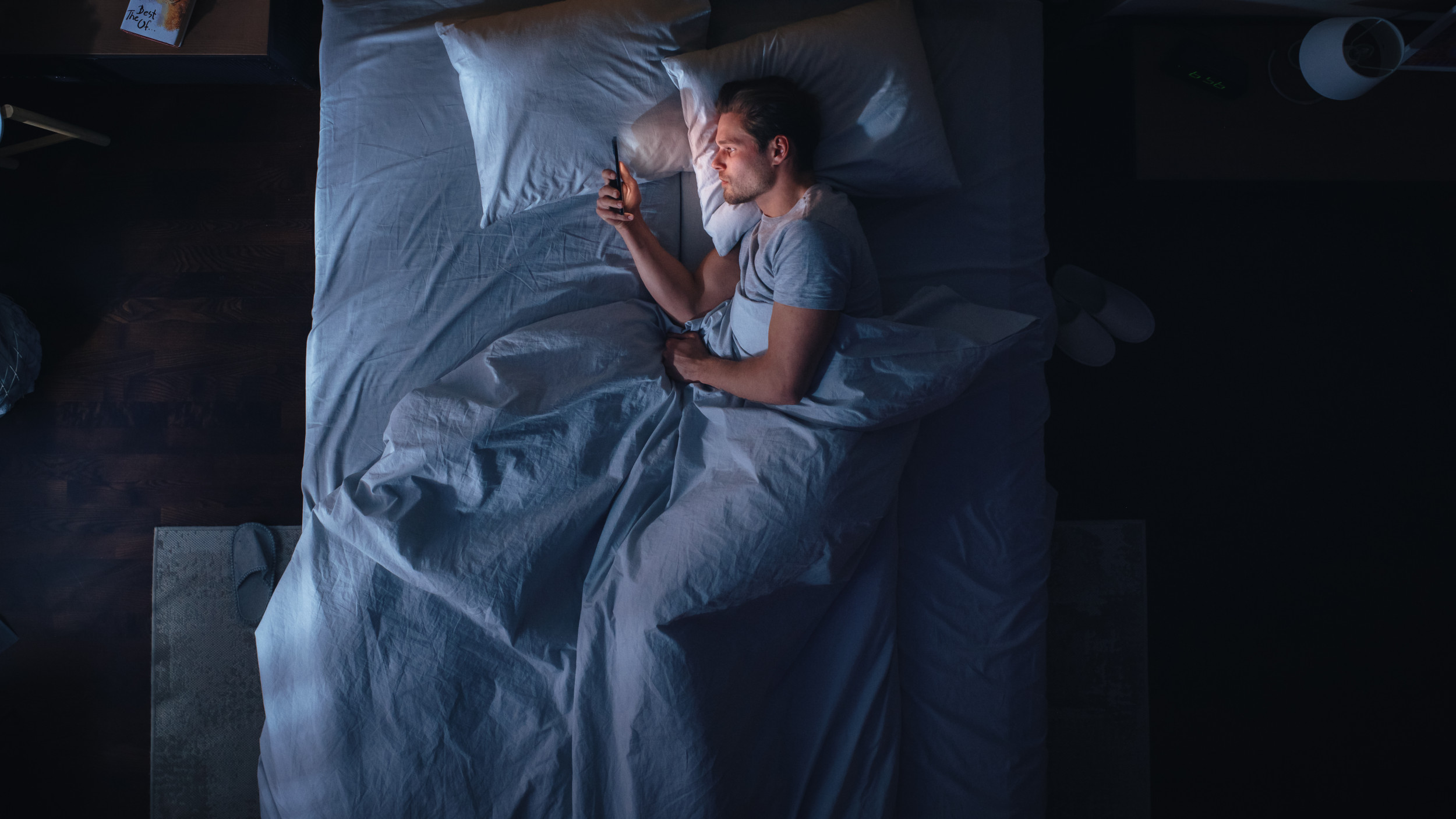 Scientists Reveal How Much an Hour's Screen Time in Bed Could Cost You
