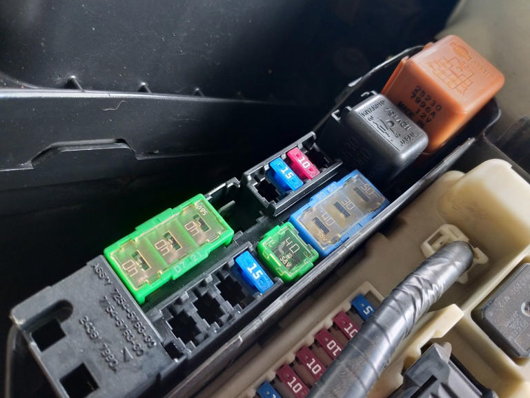 Baru tahu, sekring mobil sering putus jangan diganti ampere lebih gede