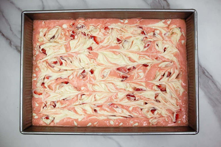 Easy Strawberry Earthquake Cake