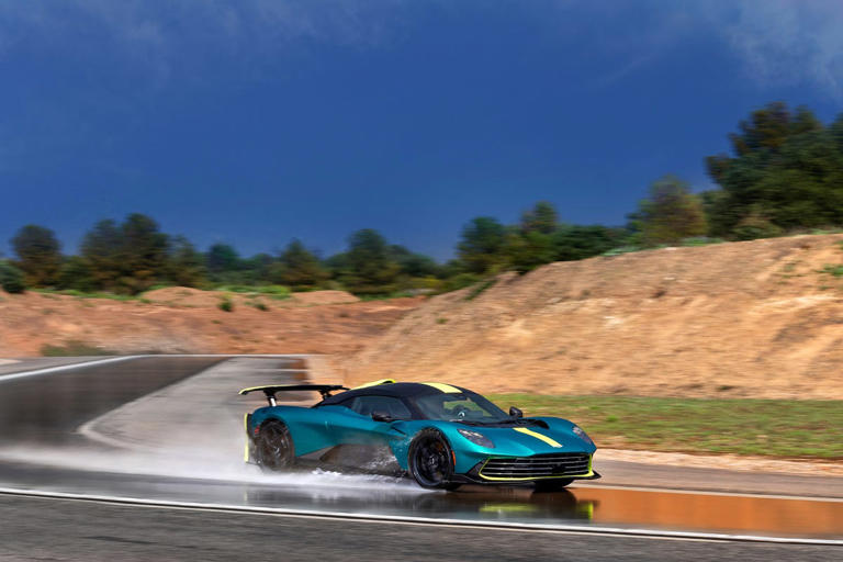 1064-HP Aston Martin Valhalla Supercar Looks Sharp in Testing Photos