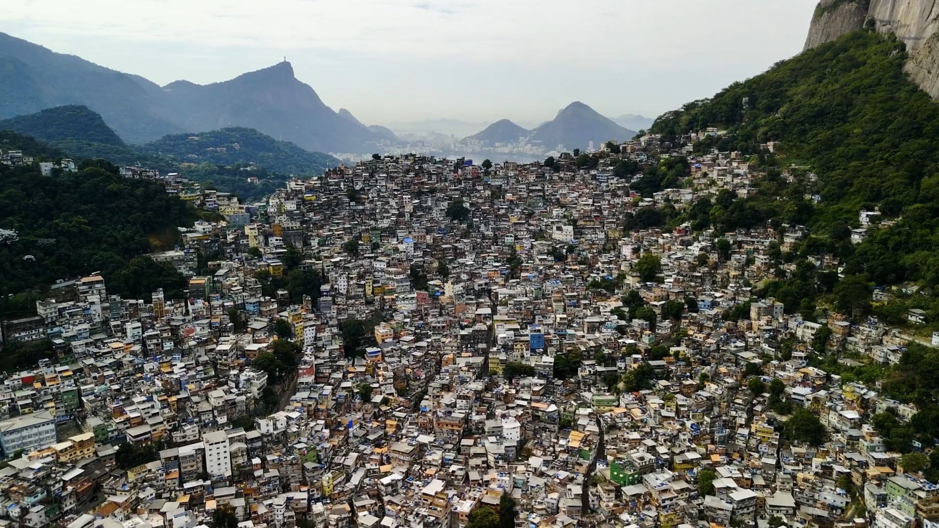 Brazylijska miejska tkanina: życie w faweli z góry