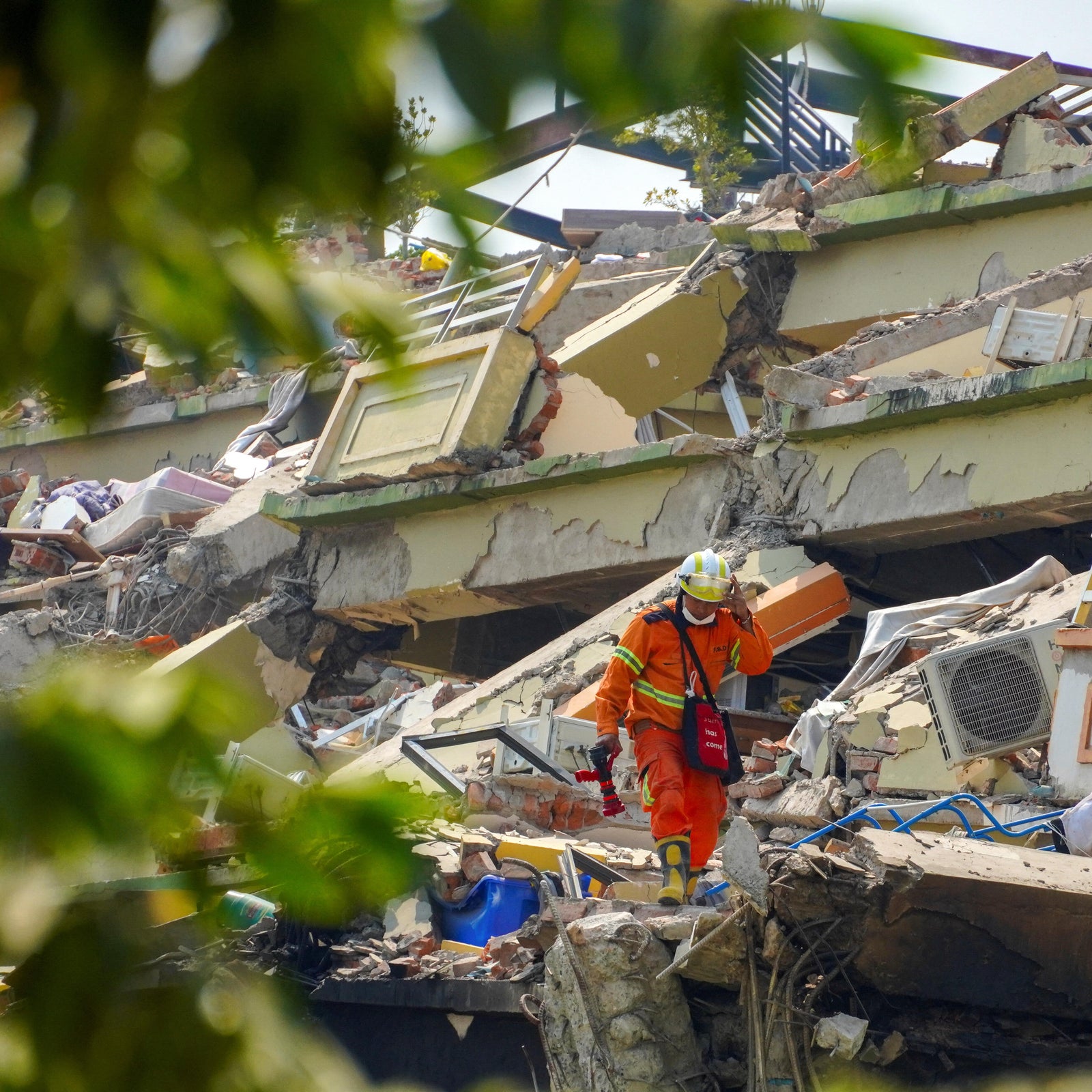 Myanmar quake death toll tops 2,000 as destruction hampers relief efforts