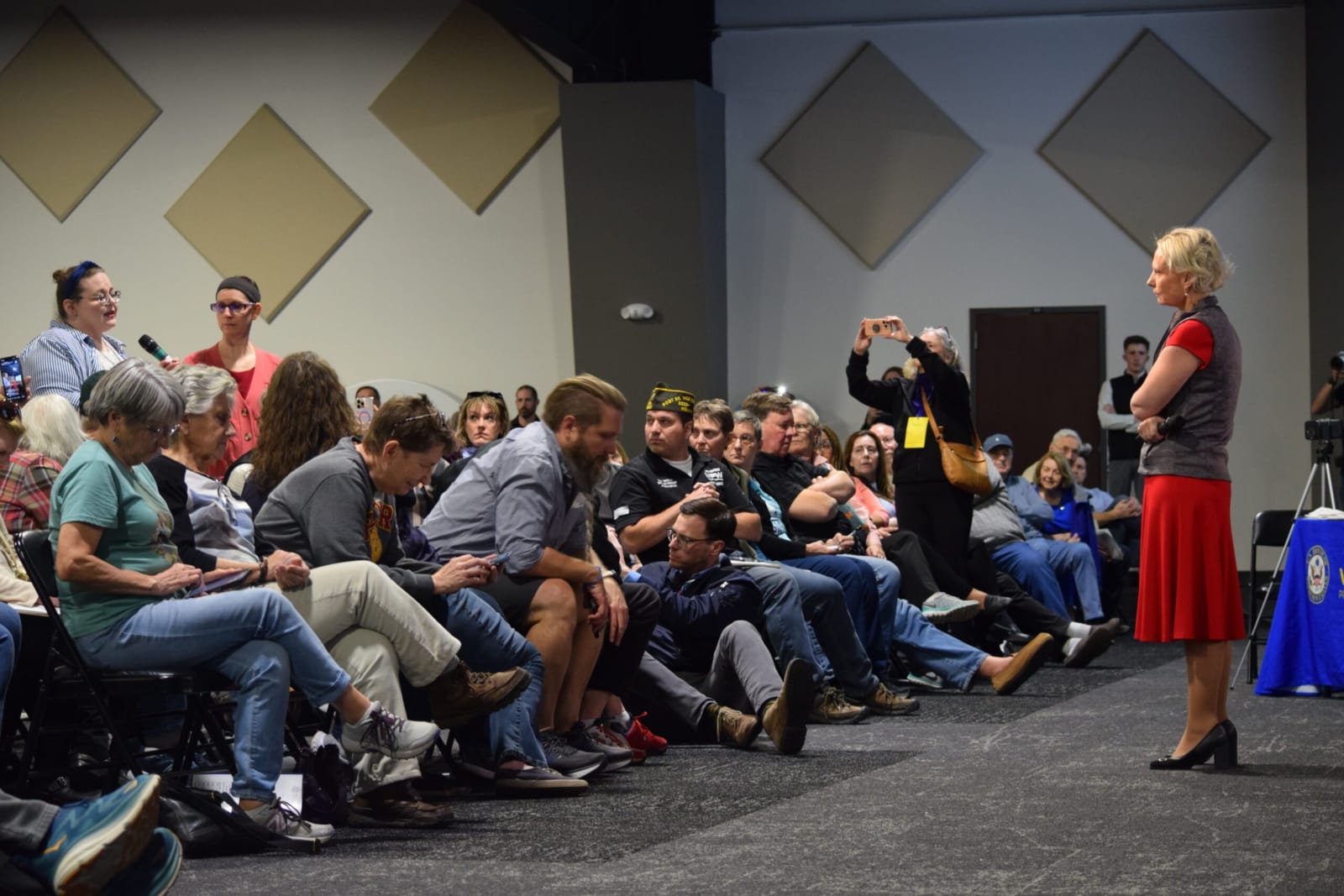 'We don’t trust you!' Two-hour shouting match erupts at red state ...