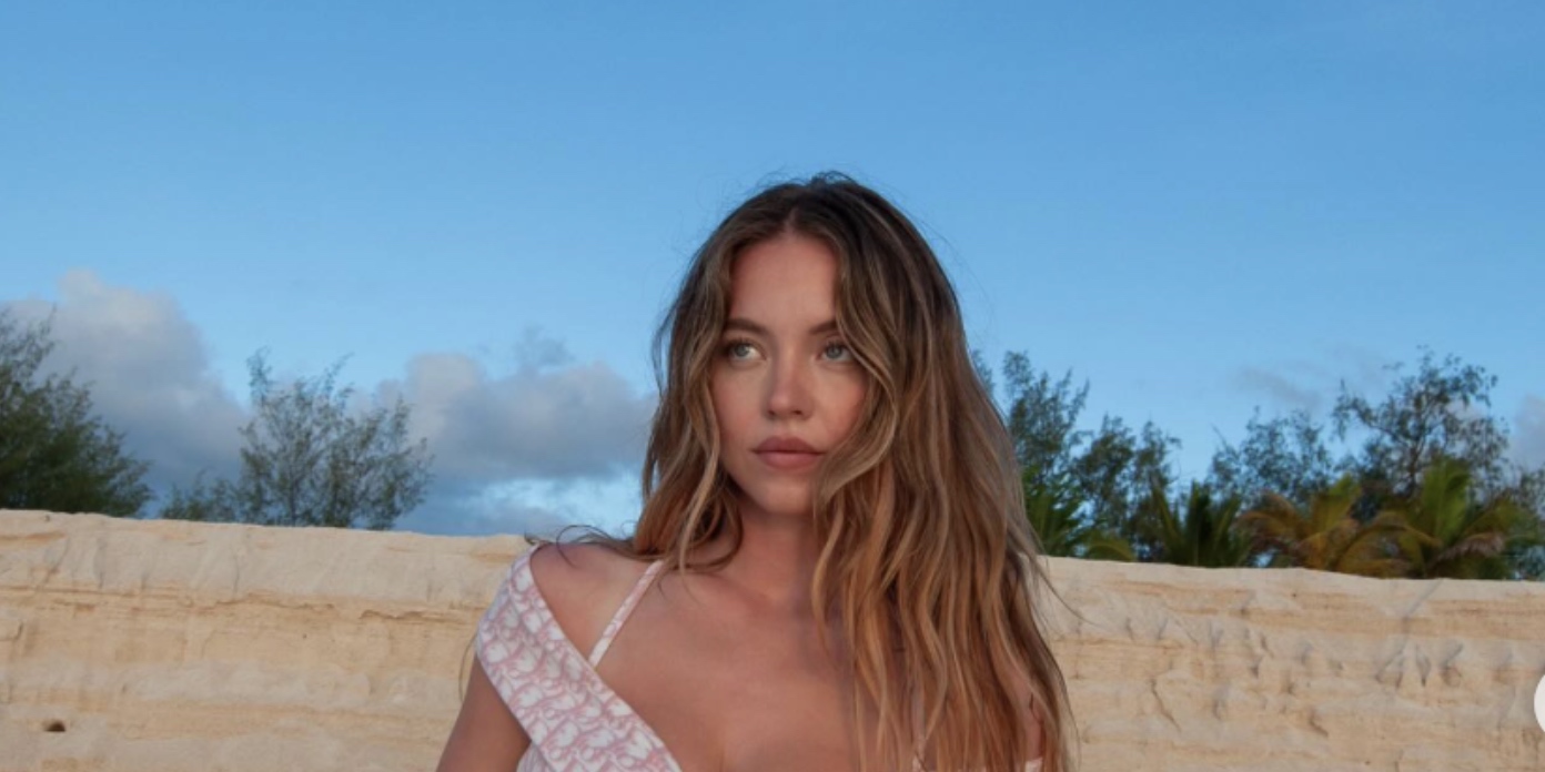 Sydney Sweeney luce impresionante con un vestido retro súper favorecedor