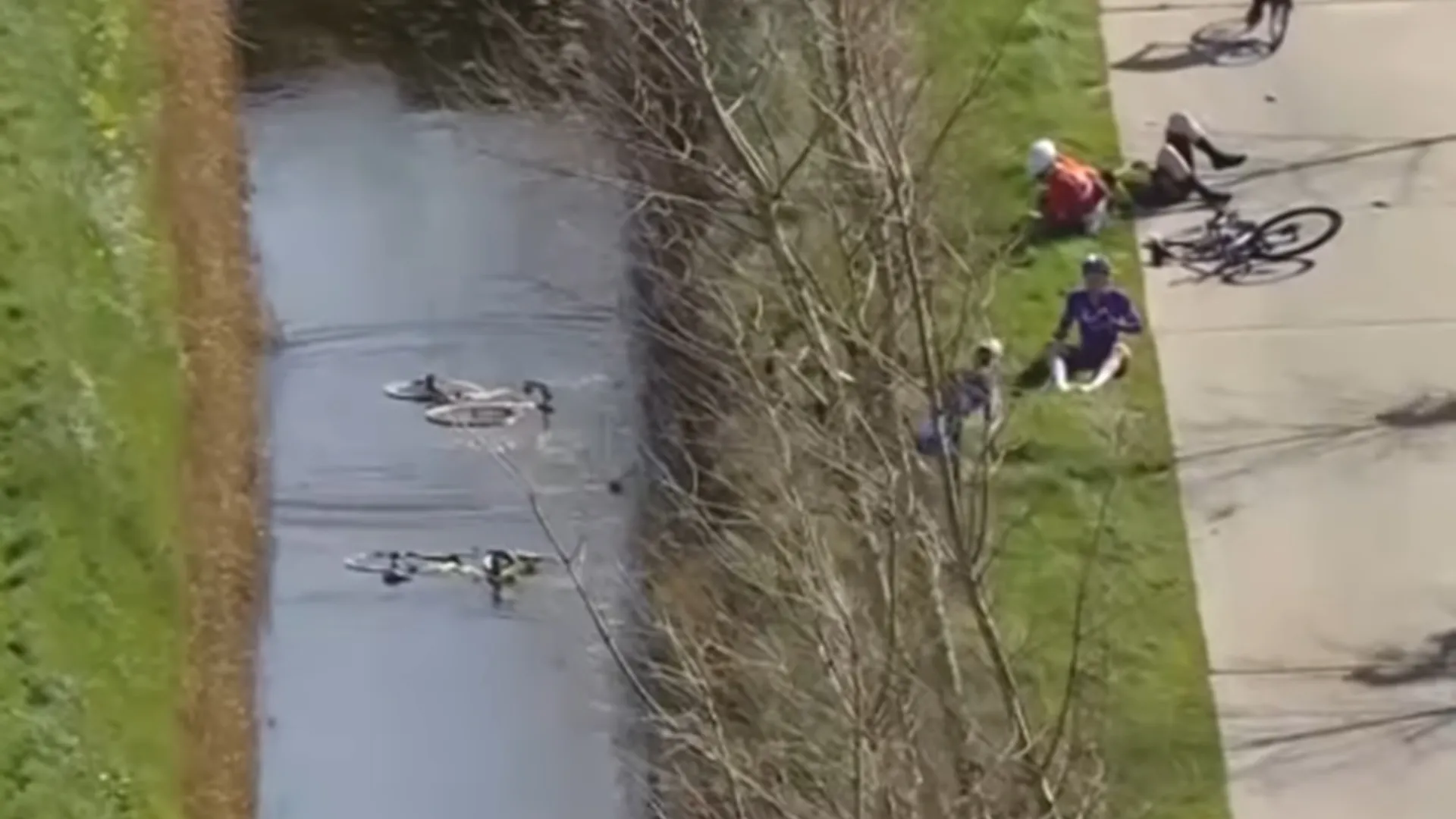 Schrecklicher Sturz: Fahrräder landen im Kanal! Fotos