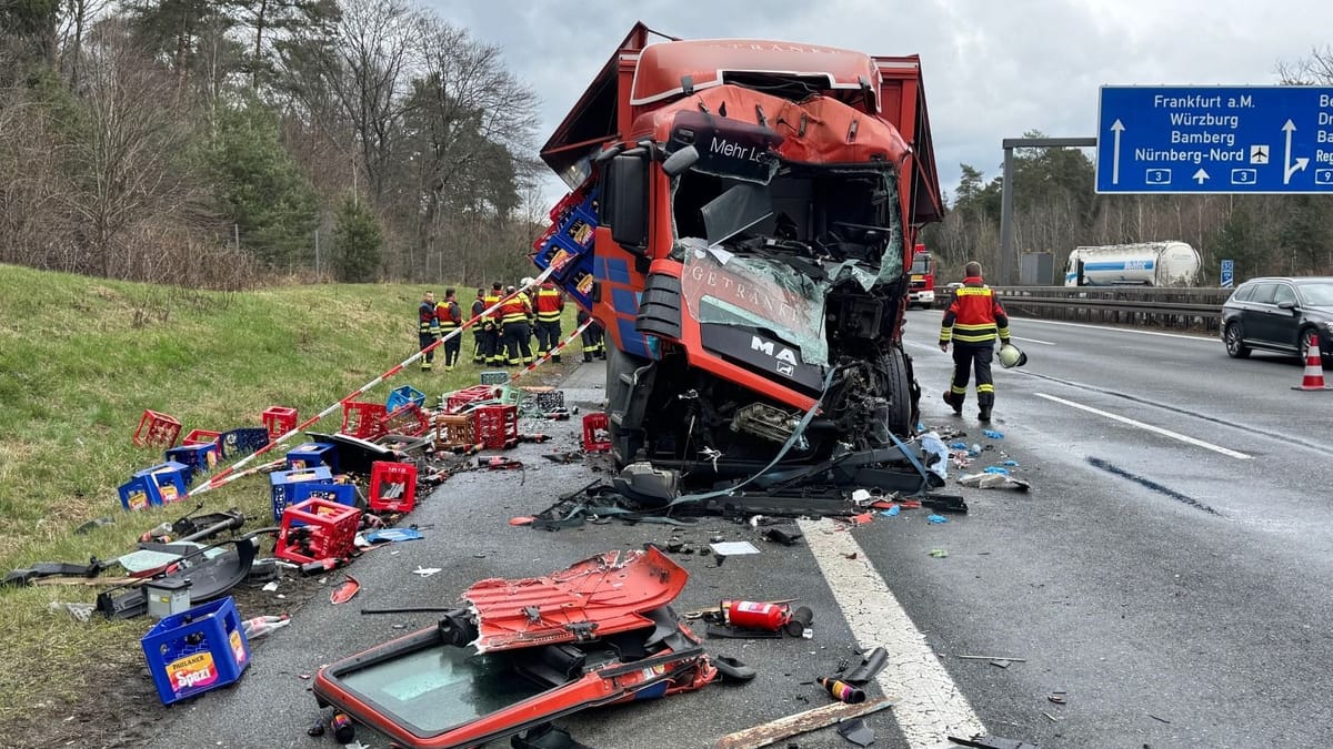 Nürnberg: Lastwagen fährt auf A9 ins Stauende – Vollsperrung