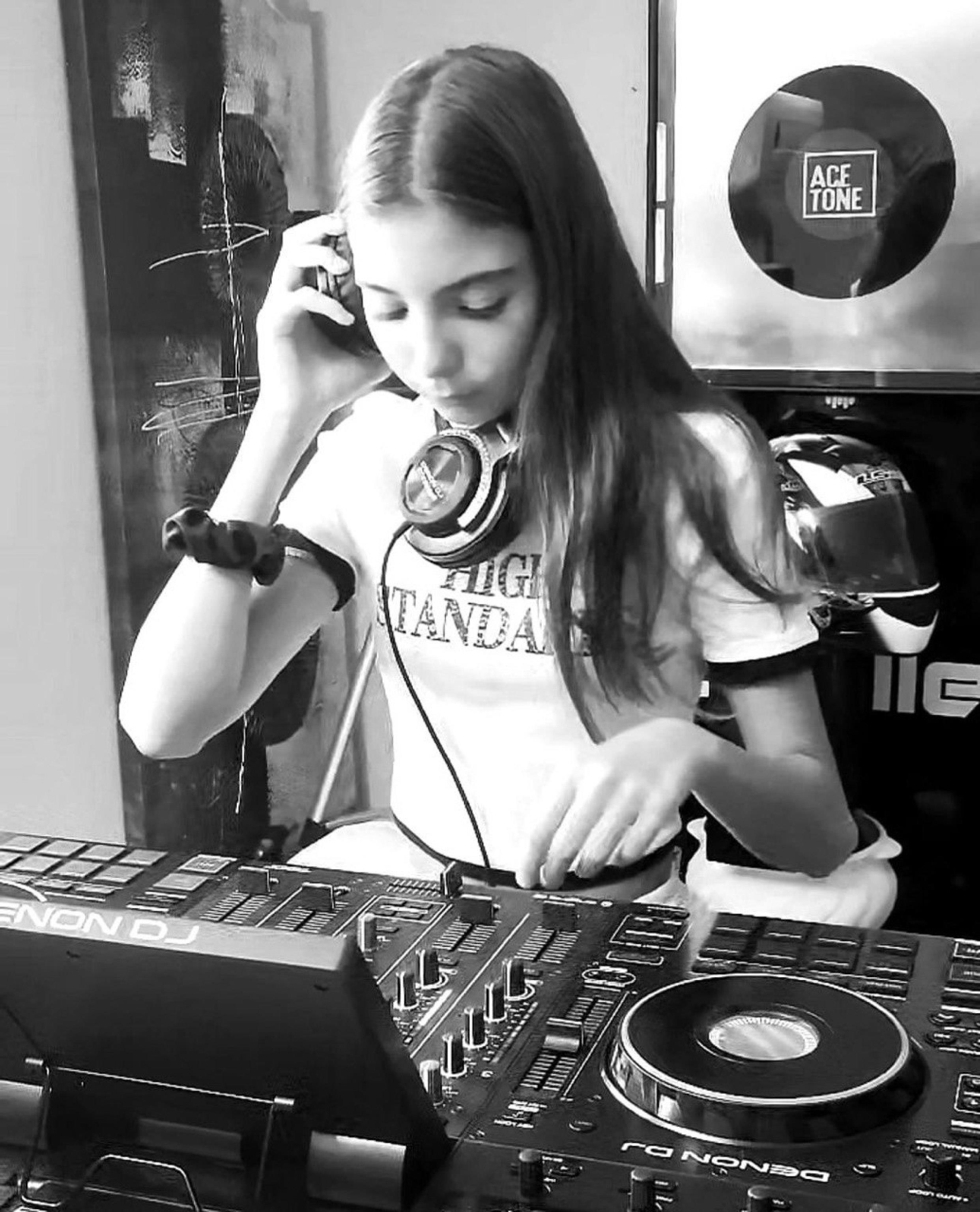 Dj Michelle, 13 anni, sette tracce prodotte da Acetone Records