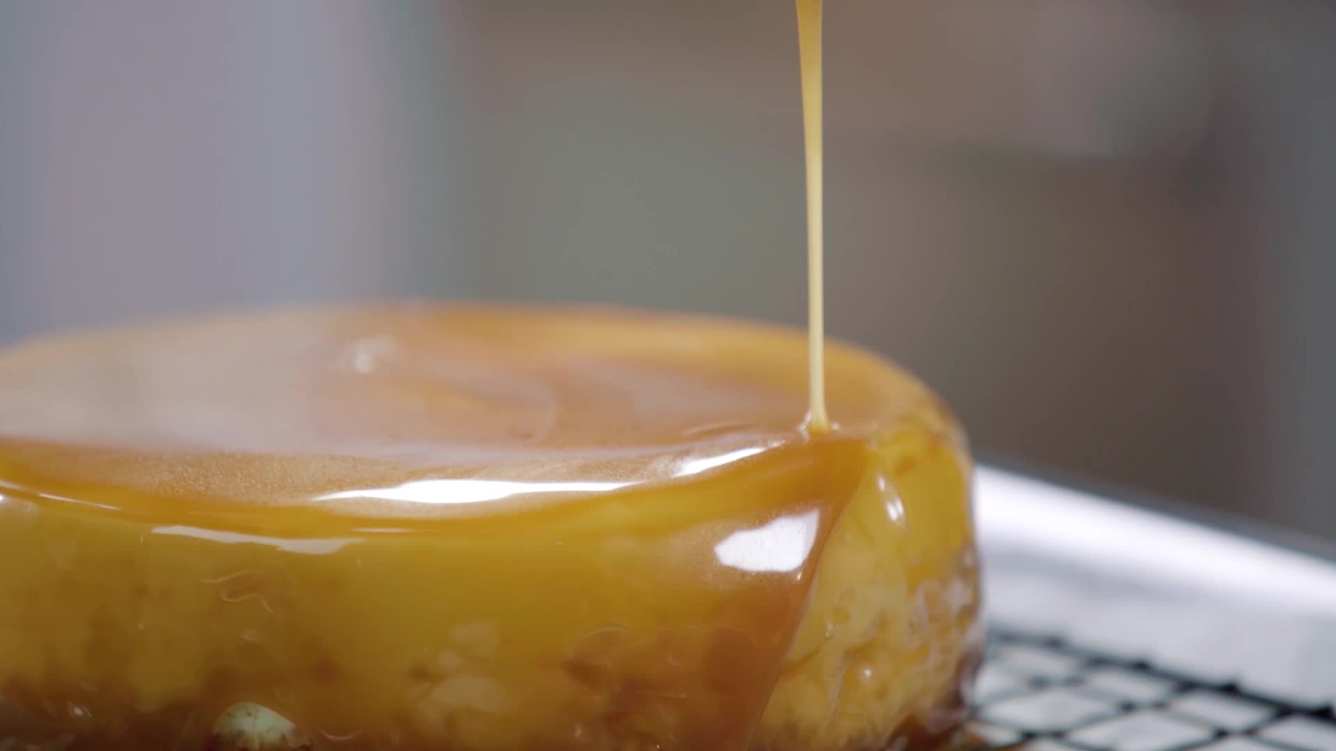 Cheesecake de caramelo salgado com caramelo caseiro e crocante