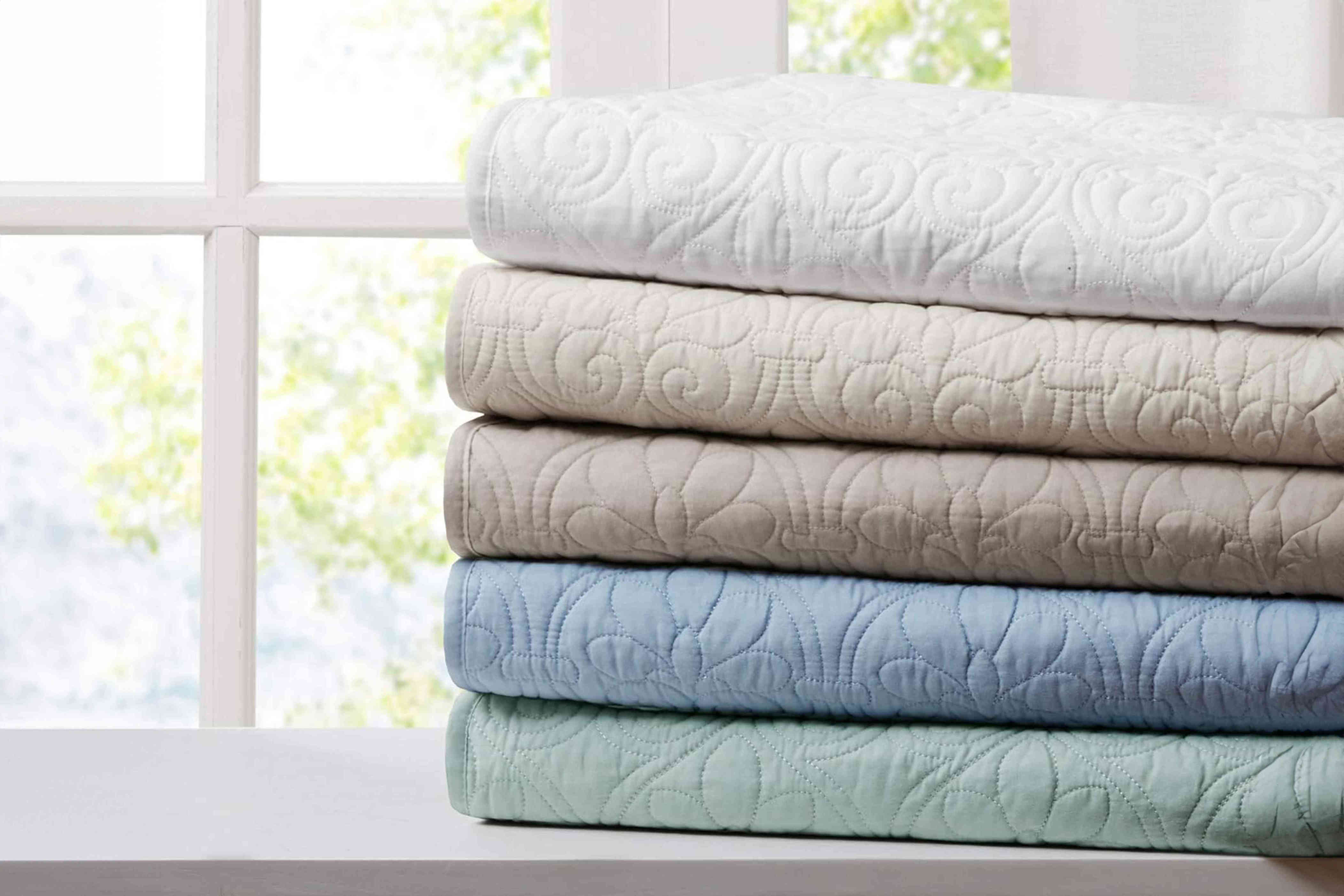 11 Lightweight and Cooling Quilts and Comforters That Are Up to 52% Off ...