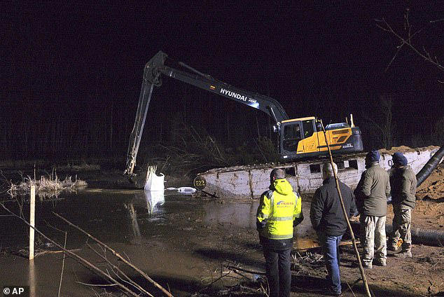 US armoured vehicle hauled out of swamp in search for missing soldiers