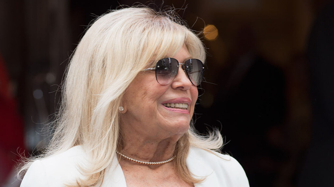 84-Year-Old Nancy Sinatra Comes Out of Retirement to Perform Live at L ...
