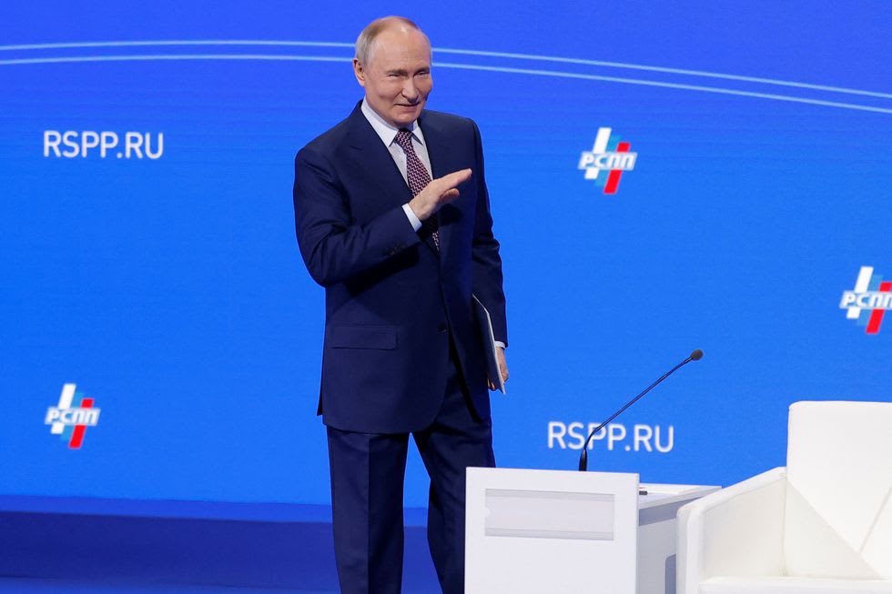 Donald Trump kept waiting by Vladimir Putin for an HOUR as Russia ...