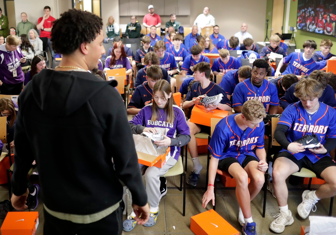 Jordan Love makes stop in Appleton, Wisconsin during 10ve for Cleats ...