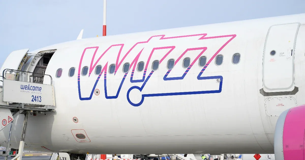 Erőből dobálta ki a bőröndöket egy Wizz Air gépből a rakodómunkás, az ...