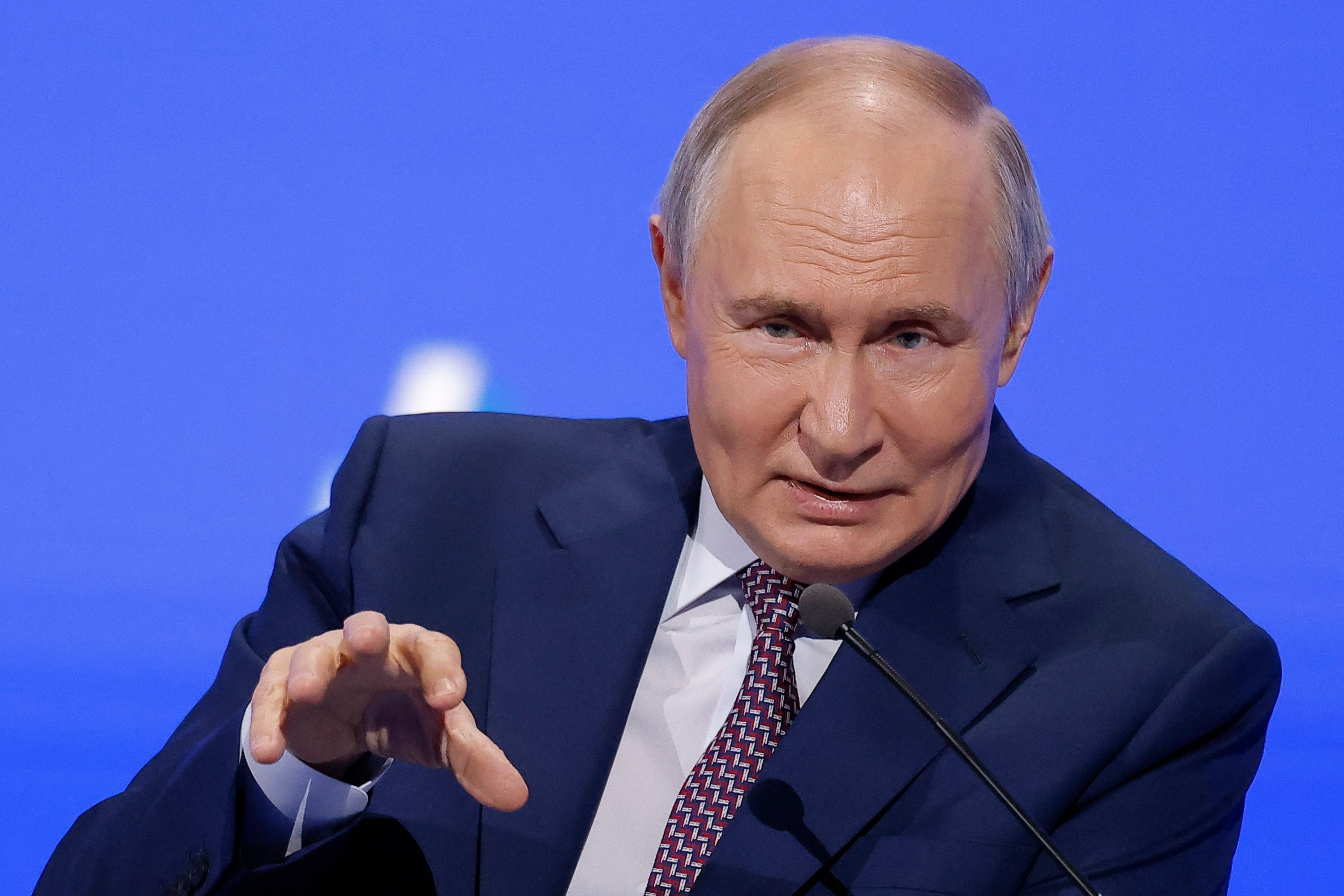 Putin joker ved erhvervsforum kort inden ventet Trump-opkald