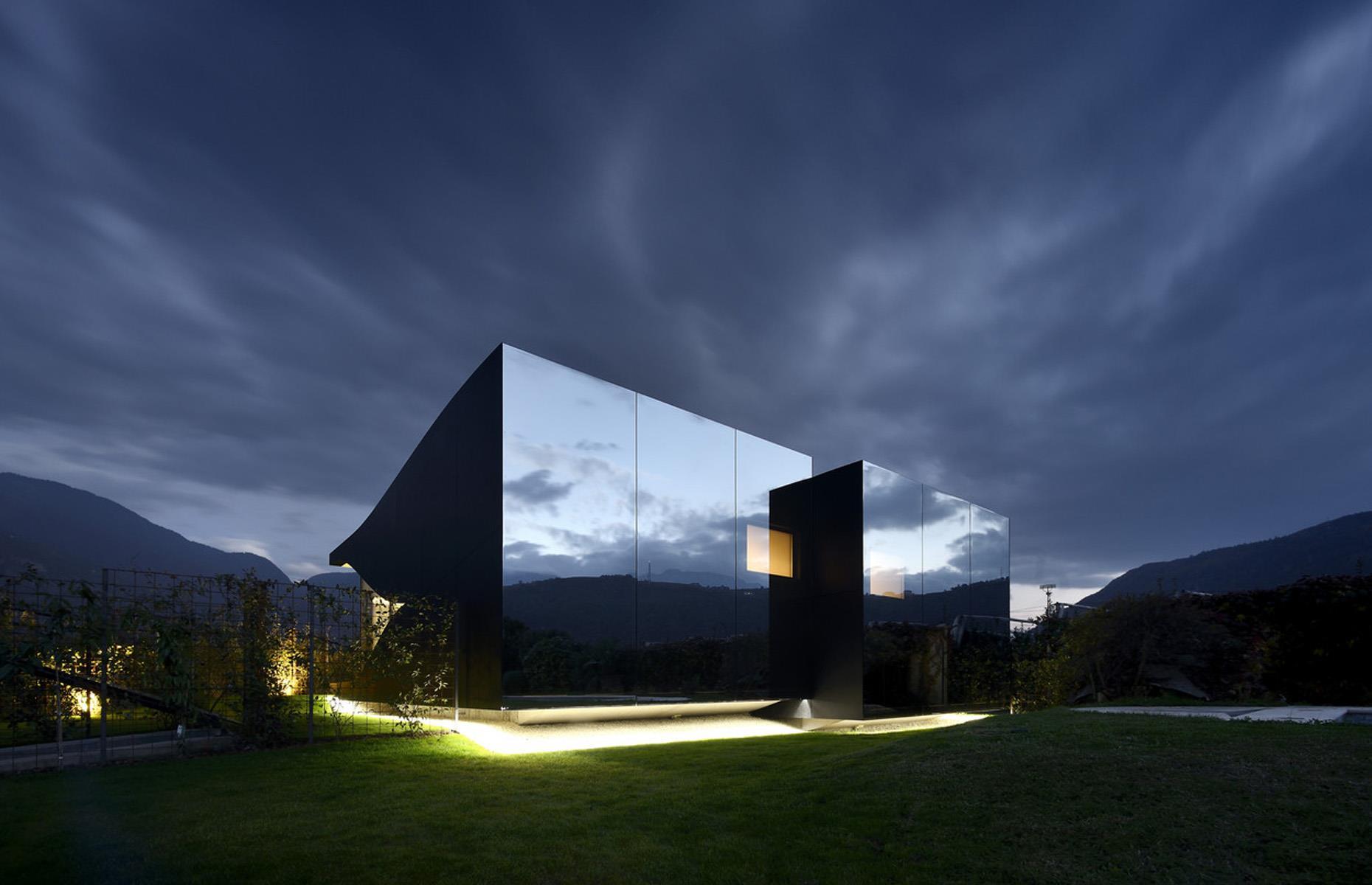 11 almost-invisible mirror houses in the UK and beyond