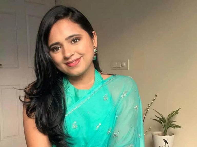IIT, IIM degrees but selling sarees. Why did Why did Radhika Munshi ... IIT, IIM degrees but selling sarees. Why did Why did Radhika Munshi ...