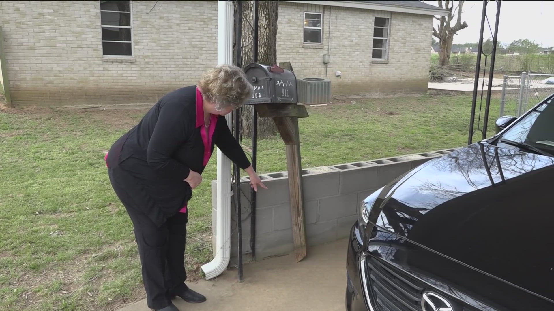 Barling woman seeking answers from USPS about damaged mailbox