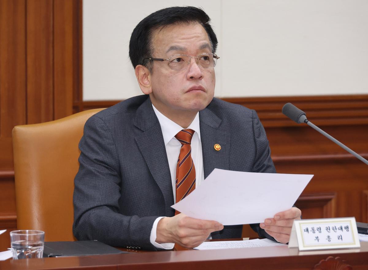 崔대행 “규제-금융 총동원해 집값 억제…필요시 특단의 조치”