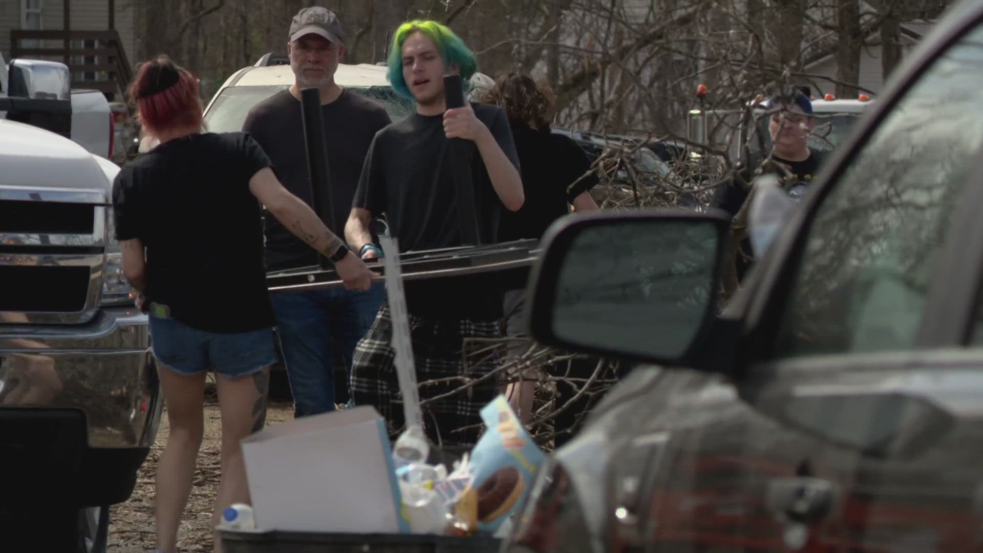 Neighbors lean on each other in aftermath of Villa Ridge tornado