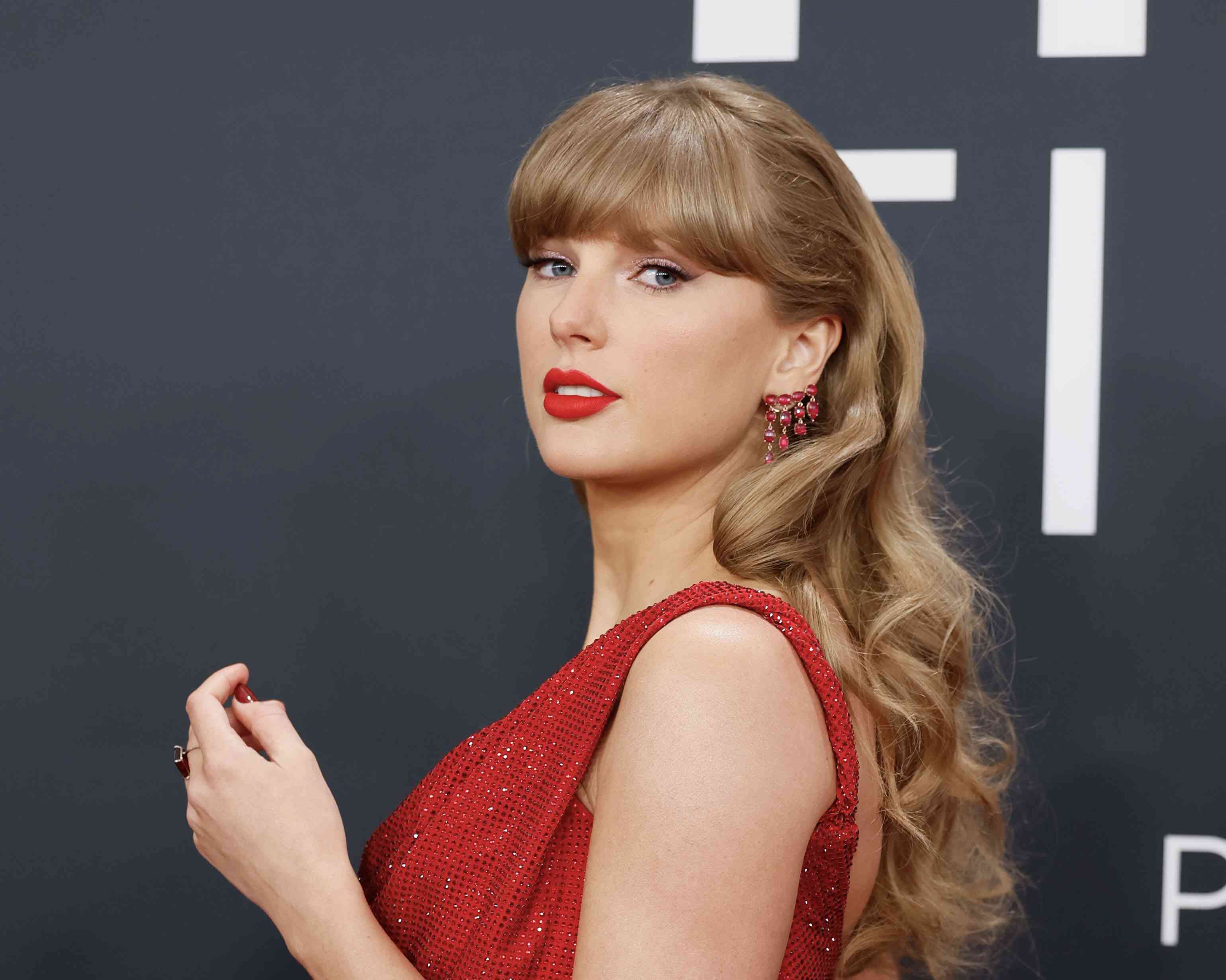 Why Taylor Swift Has Travis Kelce To Thank for Her Win at the ...