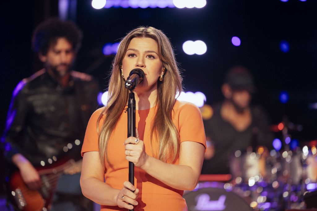 Kelly Clarkson drums up support amid show shake-up as she prepares to ...