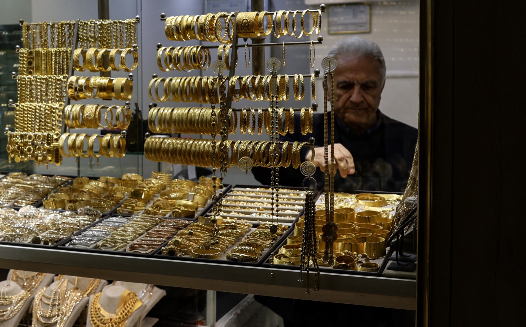 El precio del oro alcanza un nuevo máximo histórico al rozar los 3.040 ...