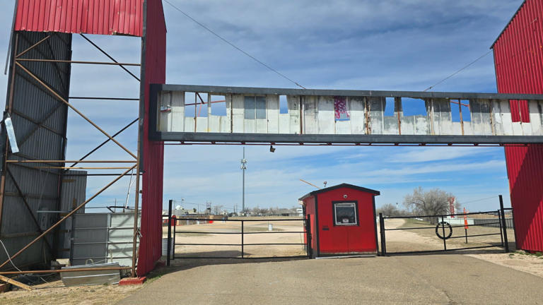 Tascosa Drive-in battles wind damage, races to reopen by Friday for ...