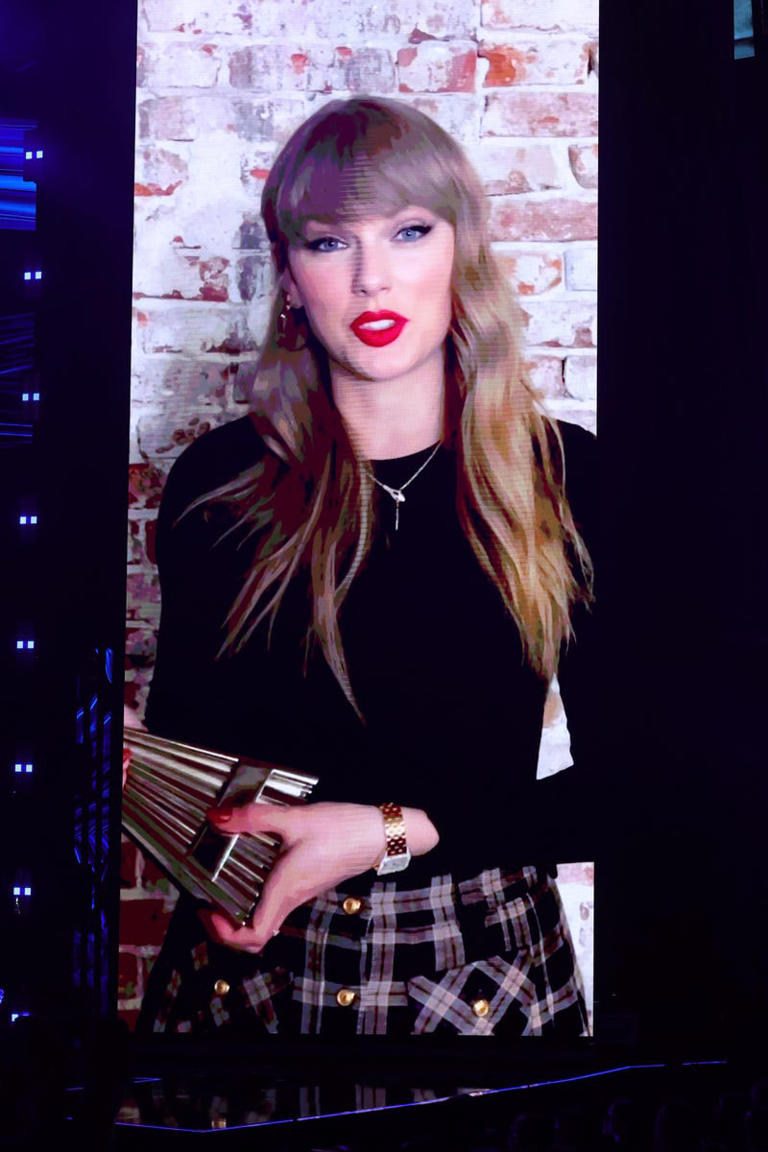 Taylor Swift Just Wore a Reputation-Coded Necklace Taylor Swift Just Wore a Reputation-Coded Necklace