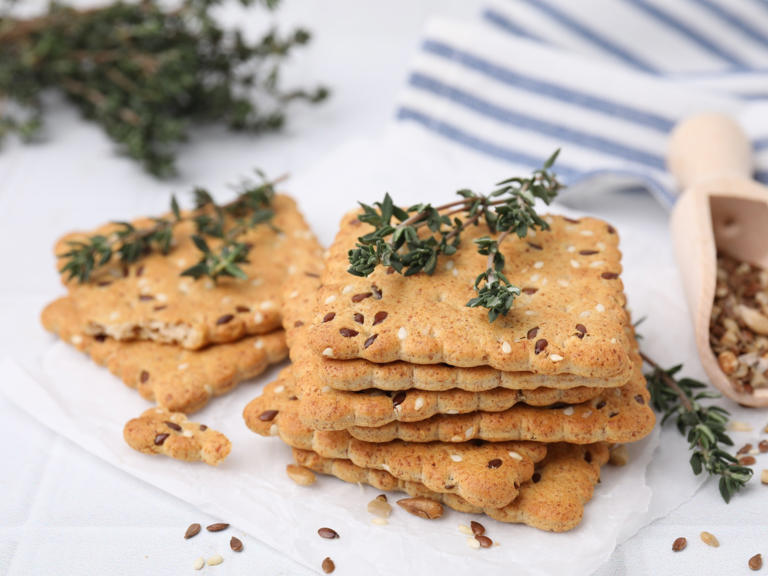 Domowe krakersy pieczone w 10 minut. Po tym przepisie zapomnisz o ...