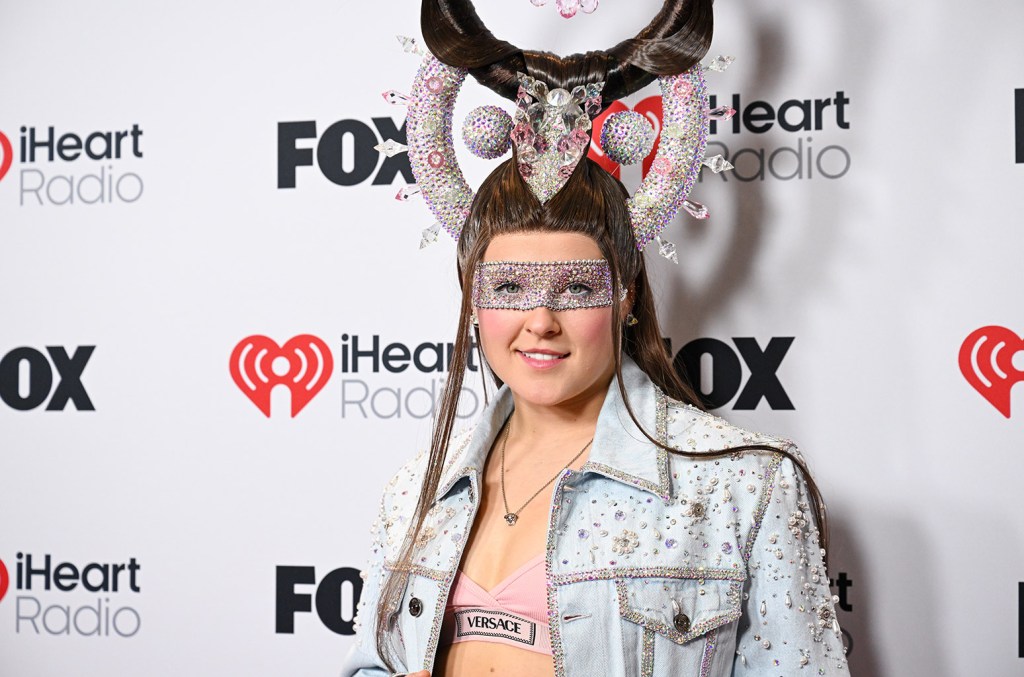 JoJo Siwa Pokes Fun at Her Past Viral Moments, Including That ‘Gay Pop ...