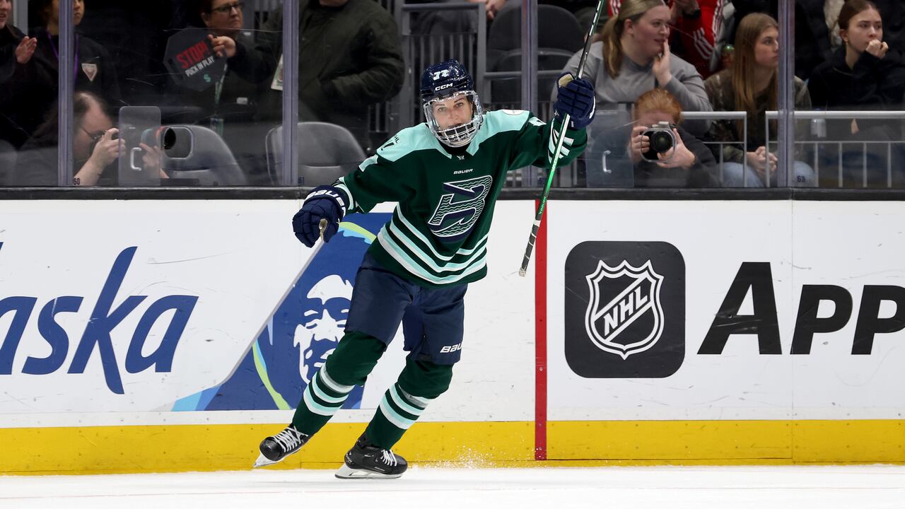 Susanna Tapani's shootout winner lifts Fleet over PWHL-leading Victoire