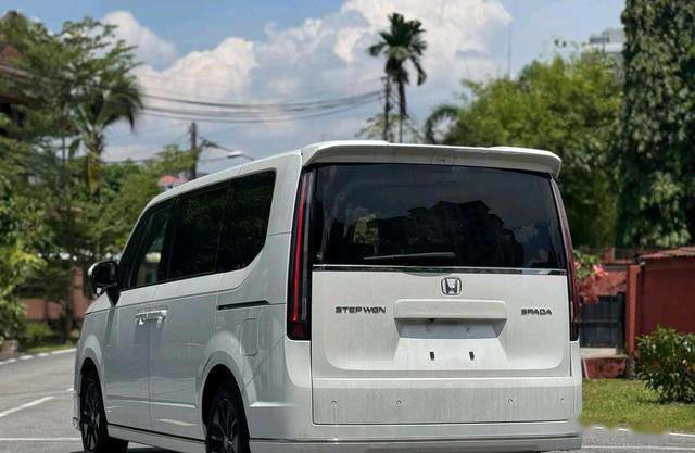 本田STEPWGN家用MPV：舒适空间与高效动力，打造温馨移动之家！