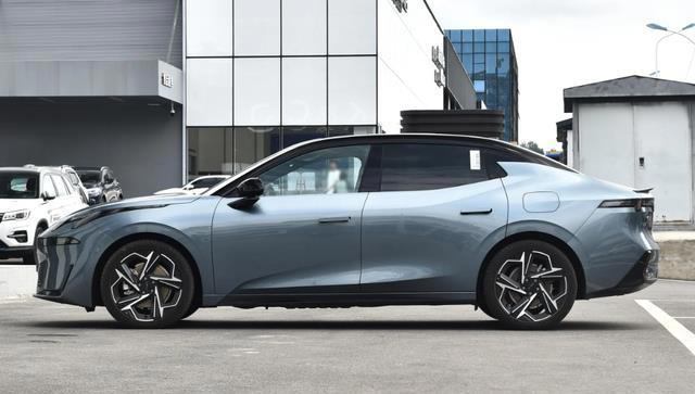 新婚小夫妻买车，海豹07DM与领克07EM-P怎么选？