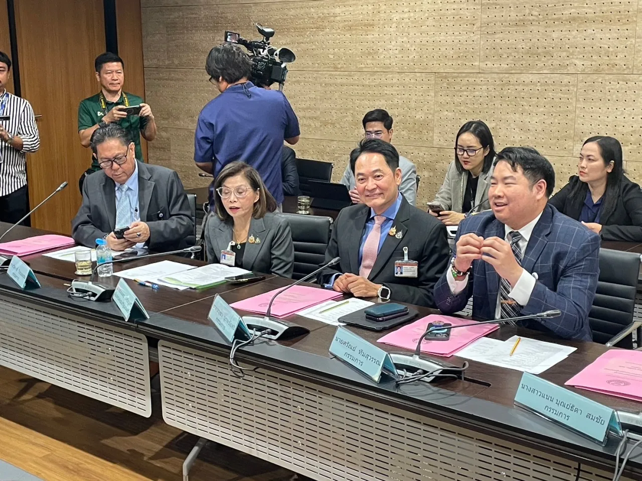 วิปรัฐบาลยืนกรานอภิปรายไม่ไว้วางใจ 2 วันพอ - “ปกรณ์วุฒิ” ขออย่าบิดเวลา ...