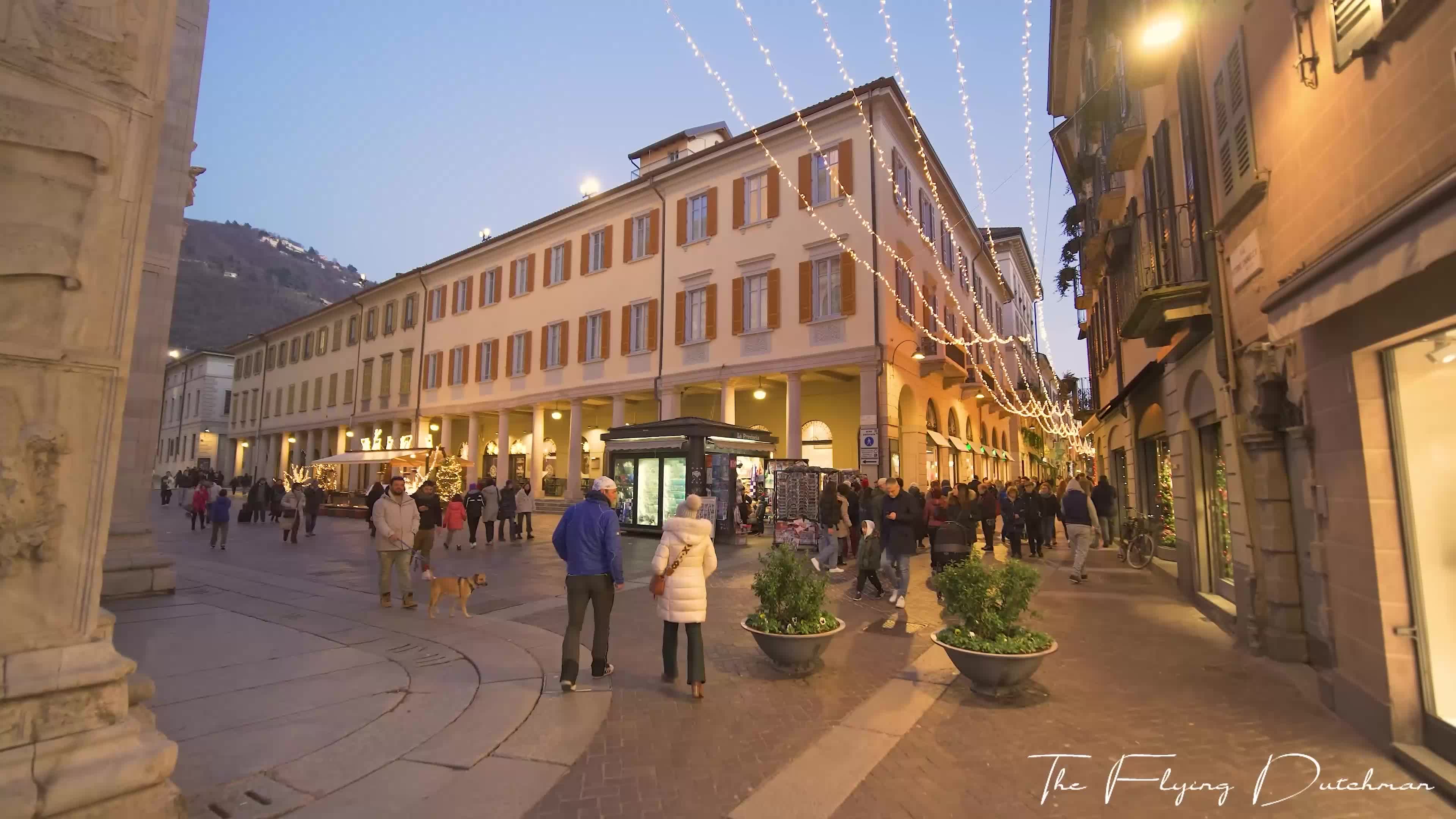 Festive Christmas Stroll Through the Heart of Como, Italy