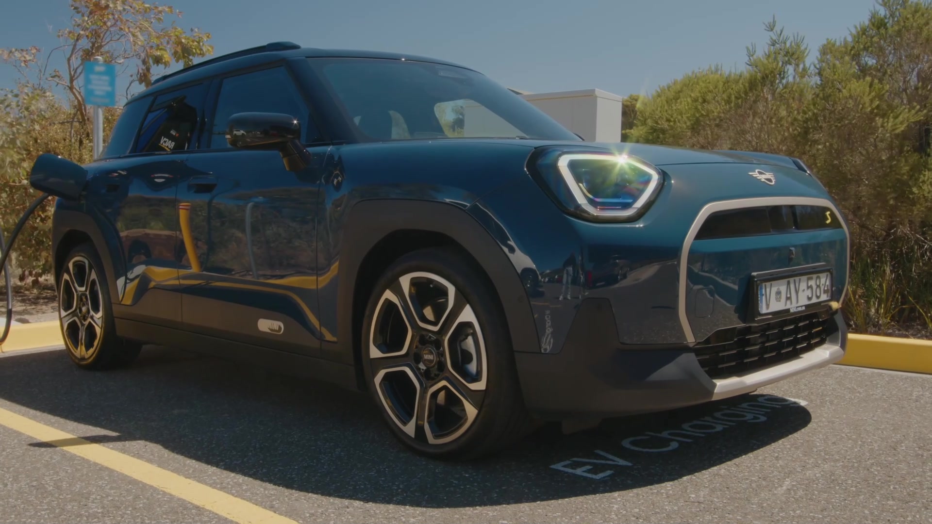 MINI Aceman SE in Indigo Sunset Blue Driving Video