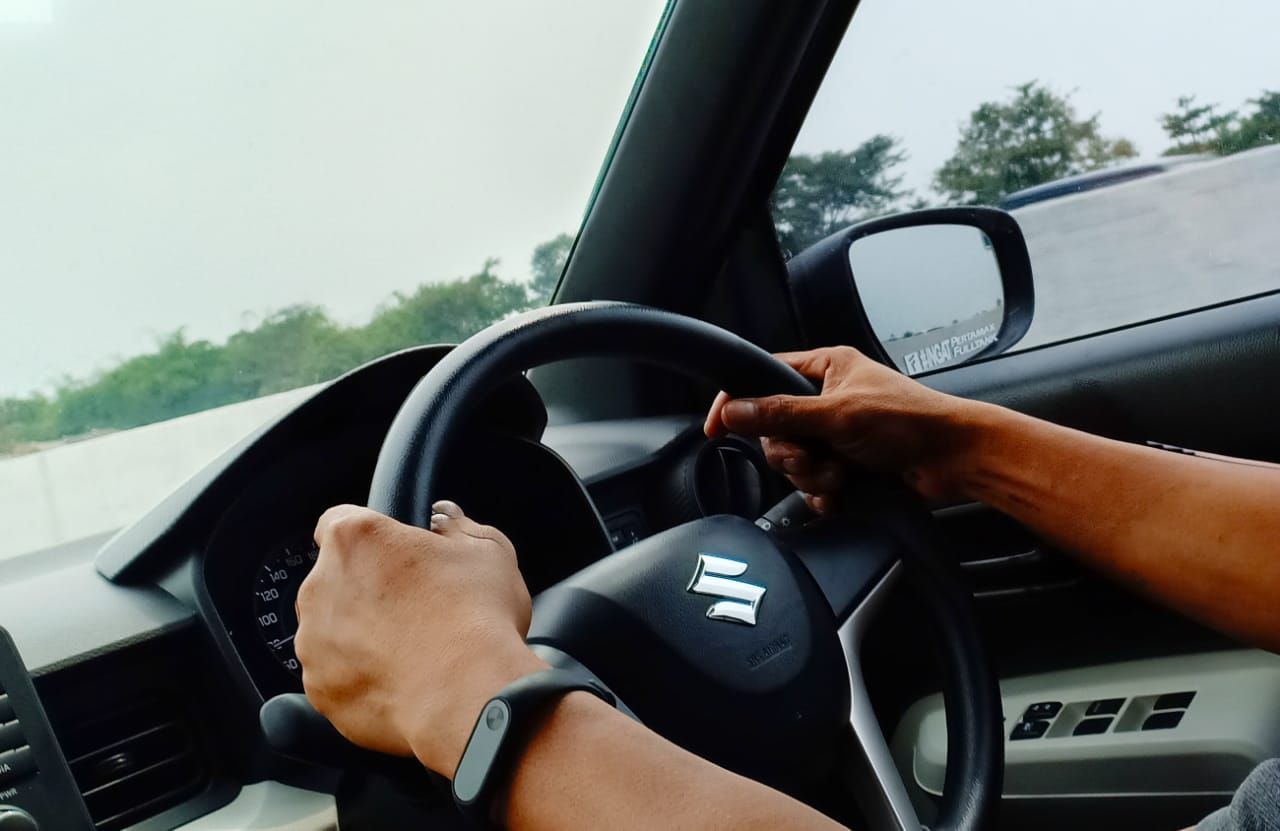 Ternyata Ini Sebabnya Setir Mobil Posisinya Miring Saat Jalan Lurus