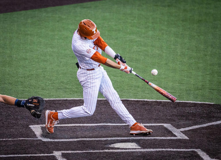 Texas baseball rides dominant pitching to Sunday victory over LSU, wins ...