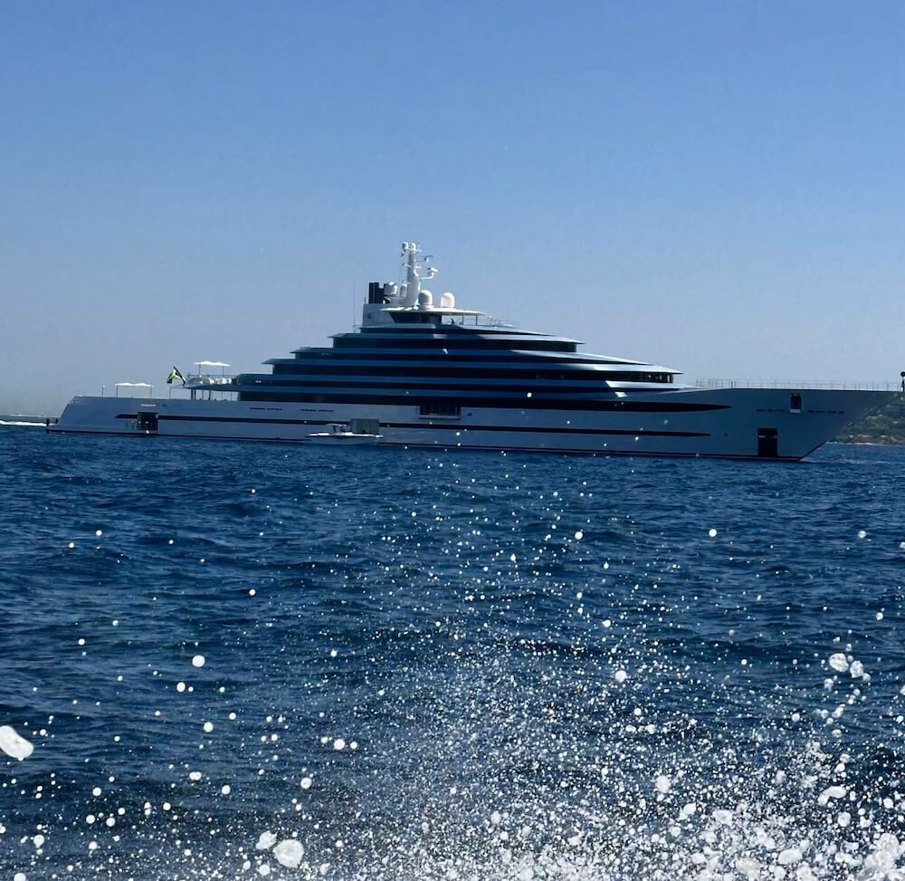 Onlooker shares head-turning photos of colossal yachts in exotic locale ...