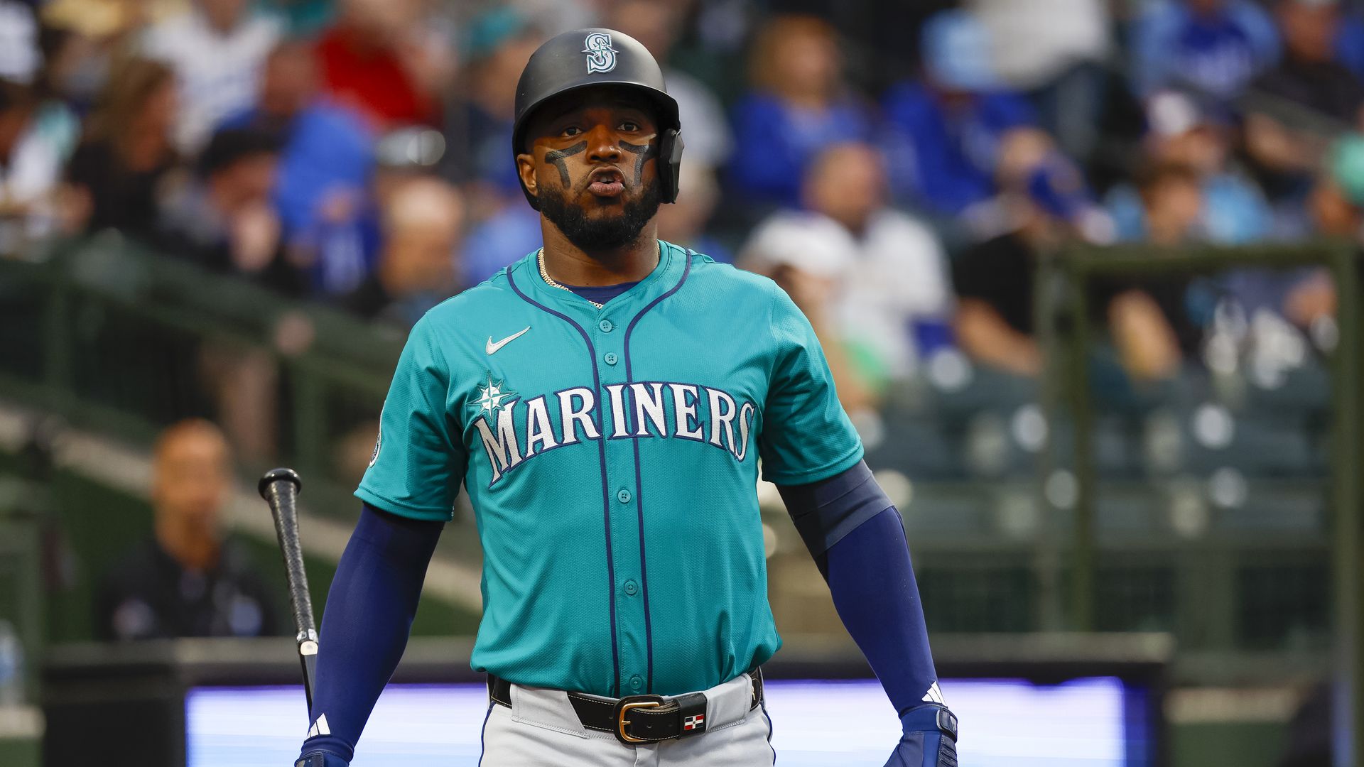 Mariners invite big brother over for dinner, win 9-3