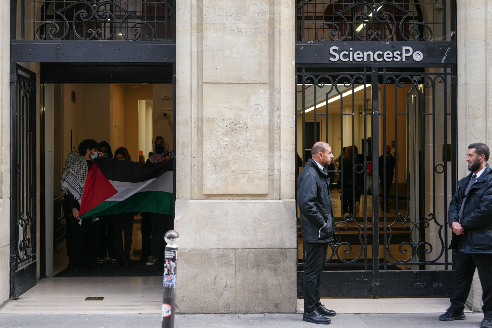 Science Po Paris: des étudiants propalestiniens évacués de Sciences Po ...