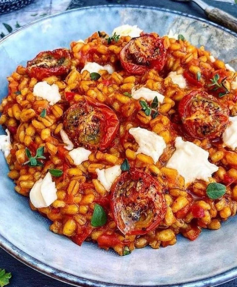 How to make a flavorful spelt risotto with tomatoes, herbs, and mozzarella
