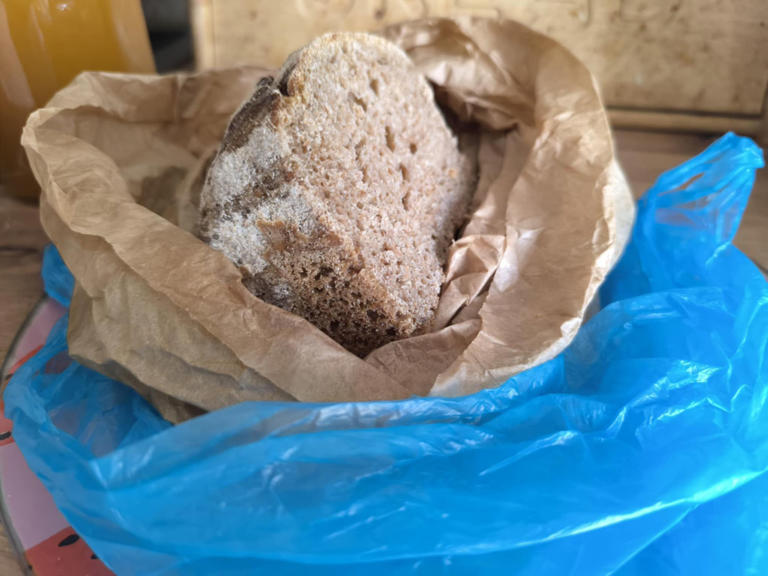 Trzymasz chleb w torebce lub woreczku ze sklepu? Wielu nie wie, jak to wpływa na jakość