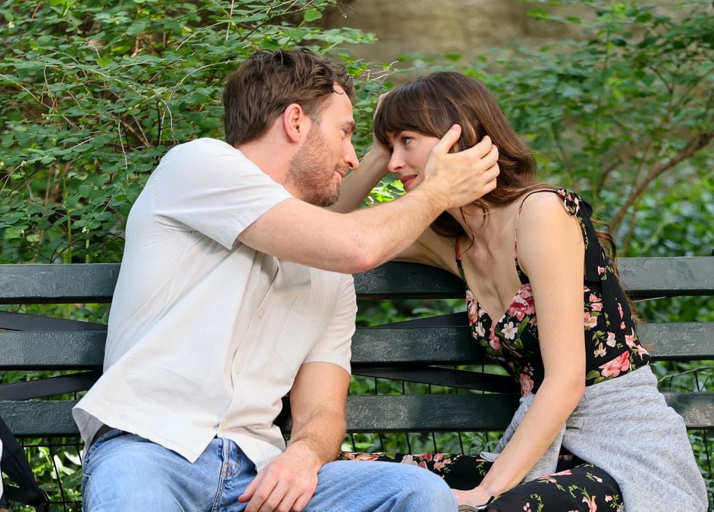 Dakota Johnson Entre Chris Evans e Pedro Pascal: “Materialists” Promete Ser a Nova Comédia ...