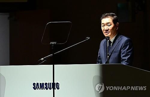 (LEAD) Samsung Electronics CEO apologizes for stock price fall, vows to ...