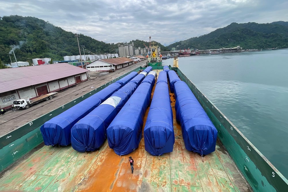 12 Unit Kereta Api Baru Tiba di Teluk Bayur Padang
