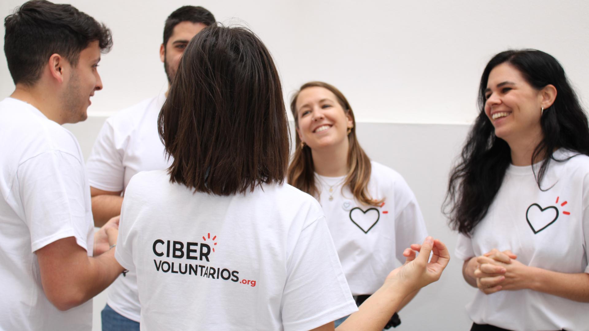 Voluntarios que luchan contra la pobreza digital a través de la educación